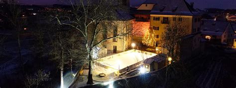 Schlittschuhlaufen auf der Schloss Eisbahn Grüningen