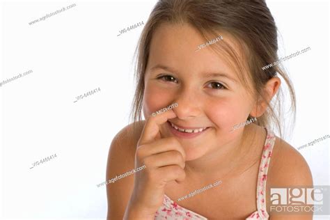 Sechsjhriges Mdchen Popelt In Der Nase Mr Germany Stock Photo Picture And