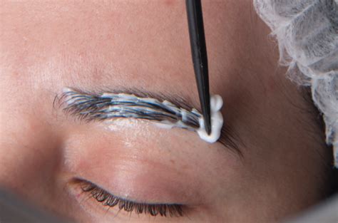Planchado de cejas Para qué sirve y cómo hacerlo en casa sin morir en el intento Mujer