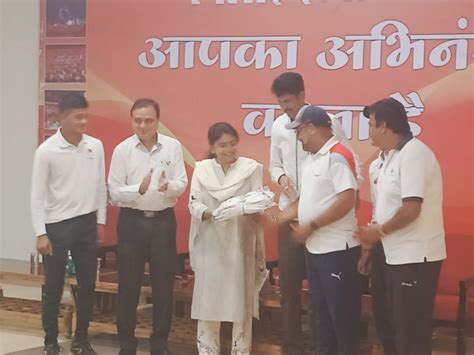 समर कैंप में नवोदित खिलाड़ियों को प्रशिक्षित करने वाले विभूतियों का