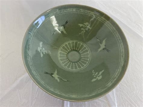 韓国人間文化財 柳海剛 柳根瀅 作 高麗青磁 象嵌雲鶴文茶碗 茶碗 朝鮮美術 茶器 平茶碗 骨董 古美術 古物 茶道具 共箱 便购网