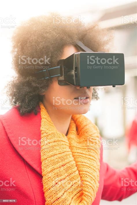 하이테크 가상 현실 안경 야외를 사용 하 여 아름 다운 여자 3차원 형태에 대한 스톡 사진 및 기타 이미지 3차원 형태