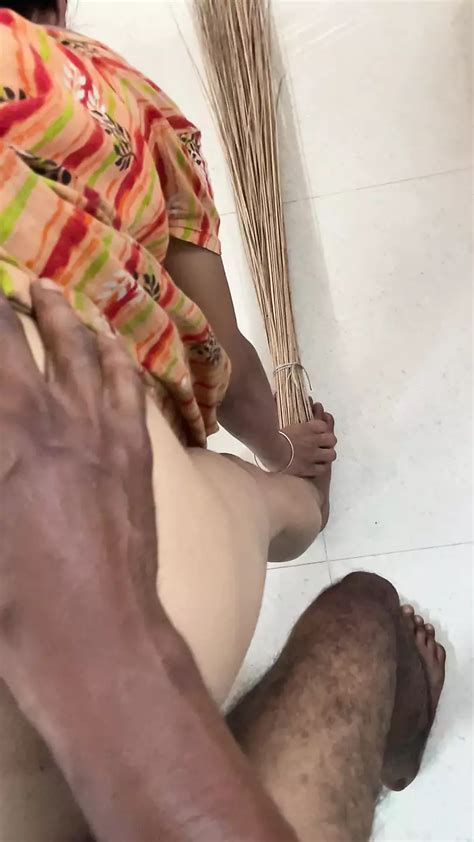 Desi India Bengalí Sirvienta Se Inclina Y Es Enculada Por El Dueño De La Casa Mientras Limpia La