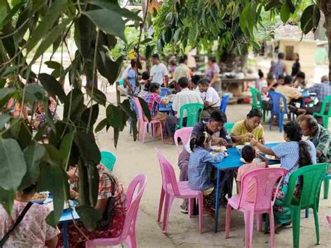 ဆားလင်းကြီးတွင် စစ်ဘေးရှောင် ပြည်သူများကို အစားအသောက်များ ကျွေးမွေးလှူဒ