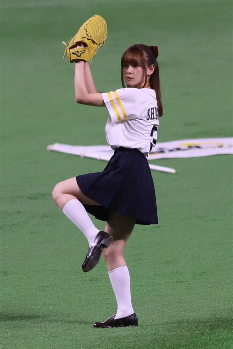 ラブライブ！ニジガク声優・前田佳織里が始球式で見せパン隙間から白パンチラ みんくちゃんねる