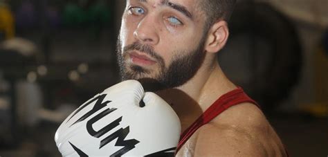Cet Homme Malvoyant Va Faire Ses Débuts En Boxe