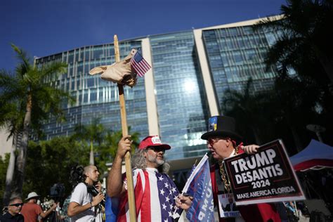 Decenas De Simpatizantes De Trump Se Dan Cita Frente A La Corte Federal