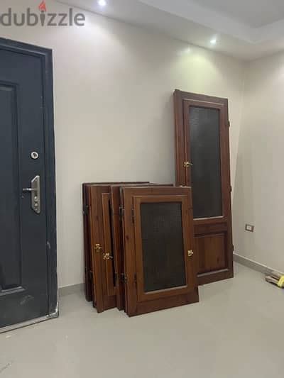 ابواب وشبابيك خشب للبيع ديكورات منزل 197188487