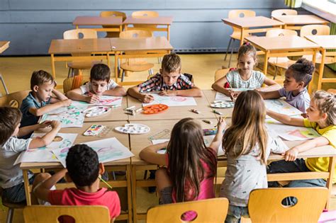 초등학교에서 미술 수업에 물 색깔을 그리는 학생 들의 그룹입니다 고등학교 이하에 대한 스톡 사진 및 기타 이미지 고등학교 이하 공부 교실 Istock