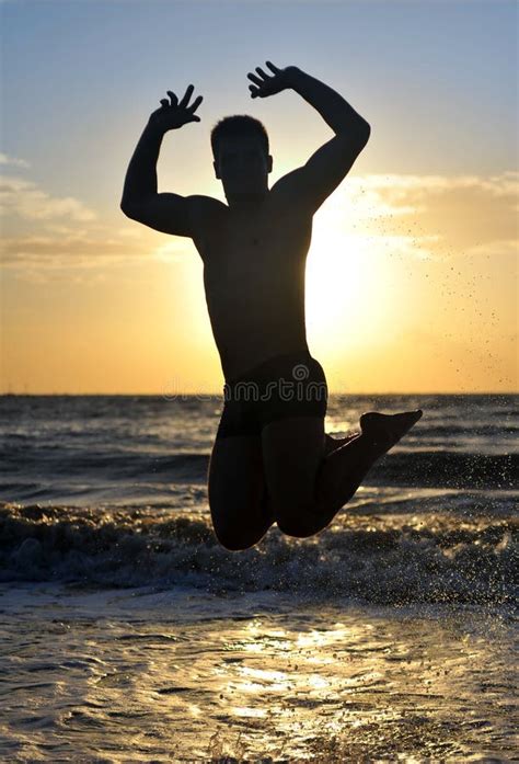 Silueta De Un Hombre De Salto Foto De Archivo Imagen De Aerosol