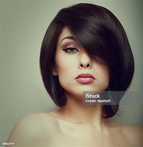 Makeup Wajah Wanita Cantik Dengan Gaya Rambut Pendek Potret Vintage