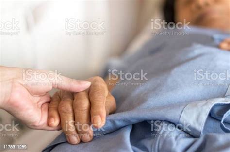 요양원에서 젊은 간병인의 손을 잡고 노인 여성 손 노인 의사 또는 노인 의학 개념 병원 검진에서 위로하는 행복한 노인 환자에