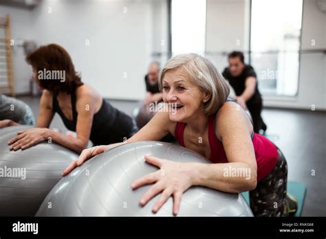Vieilles Femmes Banque Dimage Et Photos Alamy