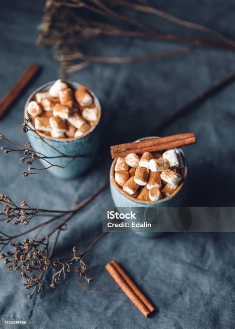 테이블에 파란색 세라믹 컵에 마시멜로와 계피를 곁들인 핫 초콜릿 아늑한 휴일과 새해의 개념 0명에 대한 스톡 사진 및 기타 이미지 Istock