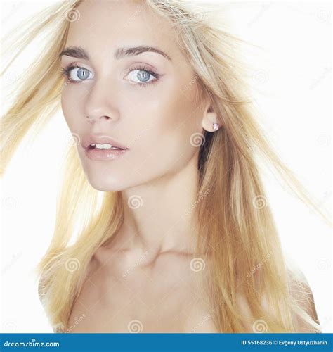 Mulher Nova Bonita Menina Loura Cabelo Do Vôo Foto De Stock Imagem De