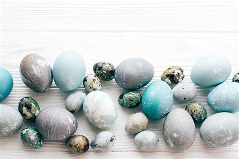 세련 된 부활절 달걀 테두리 평면 텍스트에 대 한 공간을 가진 흰색 나무 배경에 누워 현대적인 부활절 달걀은 파란색과 회색 대리석으로 천연 염료로 그렸다 행복 한 부활절