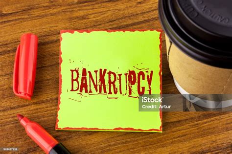 파산을 보여주는 글을 참고 금융 위기에서 회사를 보여주는 비즈니스 사진 나무 배경 마커 컵 옆에 스티커 메모 용지에 작성 하는 판매 감소와 파산 감소에 대한 스톡 사진 및
