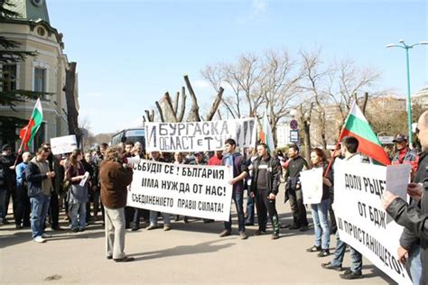 Долу ръцете от БДЖ и пристанището скандираха в Бургас Снимки