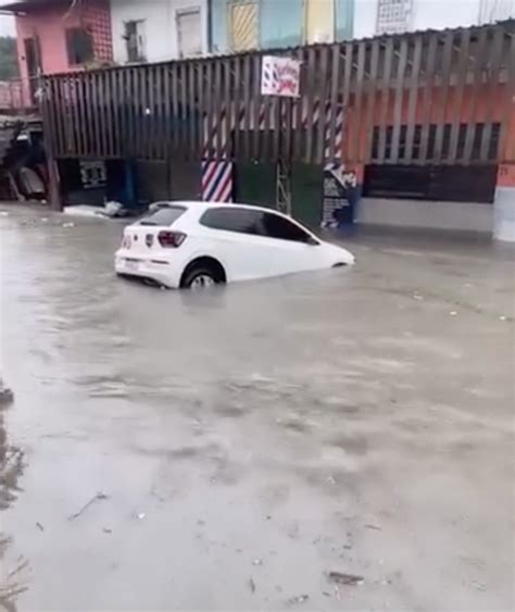 Forte chuva arrasta veículo no Igarapé do Passarinho em Manaus veja vídeo
