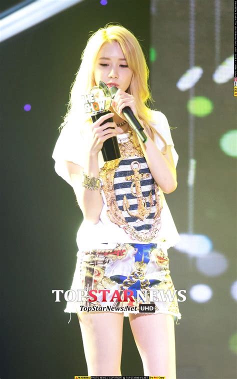[hd포토] 소녀시대 Snsd 윤아 세심하게 트로피 관찰…블링블링 더 쇼 네이트 연예