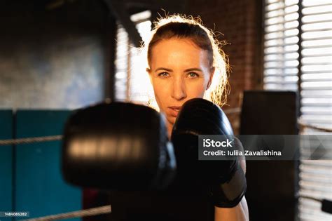 여성 자기 방어 소녀 파워 카메라에 권투 글러브를 끼고 펀치를 날리는 강한 여자 파이터 건강하고 강한 소녀 펀치 훈련 펀치는