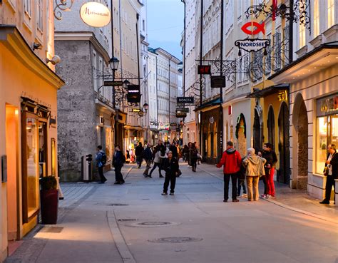 무료 이미지 보행자 도로 거리 골목 시티 도시 풍경 도심 여행 저녁 색깔 정면 하부 구조 잘츠부르크 니콘 4 D4 이웃 도시 지역 인간