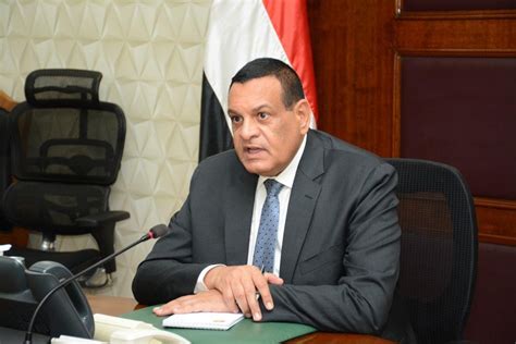 وزير التنمية المحلية يبحث مع مسئولى جهاز الخدمة الوطنية المشروعات