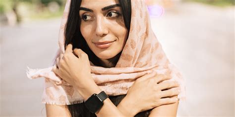 히잡처럼 분홍색 머리 스카프를 입은 아름다운 무슬림 여성의 여성 초상화 좋은 동양 사람들의 라이프 스타일 사진 소녀는 어두운 피부와 갈색 눈을 가진 갈색 머리입니다 아랍어