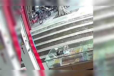 私家车撞到警车后逃逸，快自首吧警车