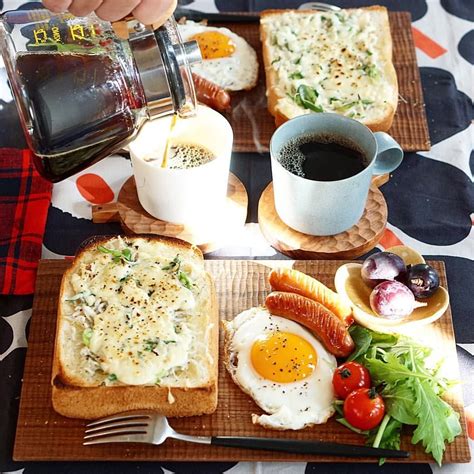 20181021 日 おはようございます！ しらすと九条ねぎのチーズトーストで、 朝ごはんです😊 ホットコーヒーが美味しい♡