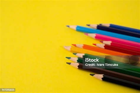 복사 공간이있는 노란색 배경에 고르지 않게 배열 된 색연필 행 0명에 대한 스톡 사진 및 기타 이미지 0명 개념 개체 그룹 Istock