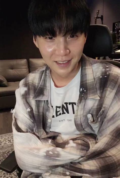 Bts Community Post 왜케 고딩 같아 웃는 거 보니까 살겠다 윤기야 🥺