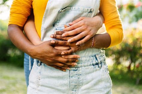 Casal Lésbica Interracial Abraçando Fora Mostrando Afeto E Intimidade Imagem de Stock Imagem