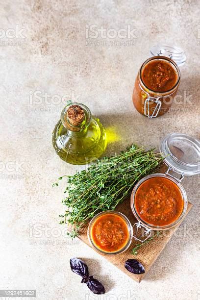 나무 판에 항아리 백리향과 보라색 바질에 맛있는 야채 캐비어 가벼운 배경 가지 토마토 피망을 곁들인 수제 캐비어 맨 위