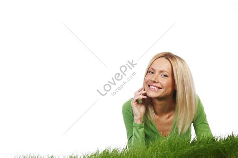 풀밭에 누워있는 여자 사진 무료 다운로드 Lovepik