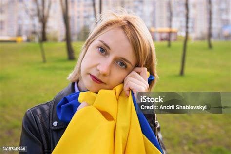 도시 거리에 우크라이나의 국기를 가진 젊은 여성의 야외 초상화 자유로운 생활 방식 개념 개념에 대한 스톡 사진 및 기타 이미지 개념 거리 공원 Istock