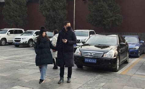 李亚鹏带女儿雍和宫烧香 李嫣不怕冷露膝盖超时尚