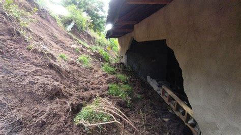 Tanah Longsor Tembok Rumah Warga Di Desa Macang Tanggar Manggarai Barat Jebol Pos Kupang