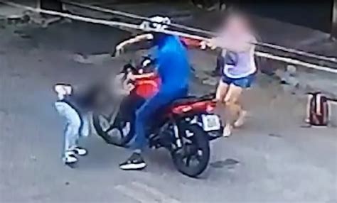 Queria derrubar ele da moto diz jovem baleada ao reagir a assalto a mãe