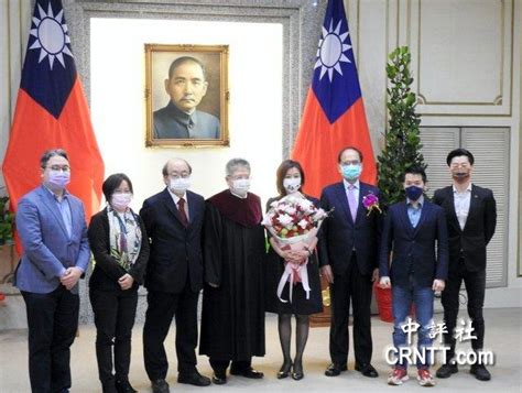 林静仪宣誓就职 民进党团献花祝贺