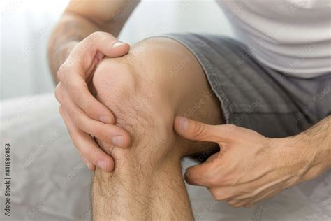 両手でひざを押さえる日本人男性（膝の痛み・ひざの痛み・関節痛・膝関節） 素材庫相片 Adobe Stock