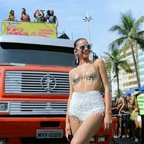 Un Sensual Vestido De Carnaval Y Un Mensaje Oculto A Neymar Bruna