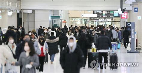 韩国政府解除强制口罩令首日 学生摘下口罩上课 搜狐大视野 搜狐新闻