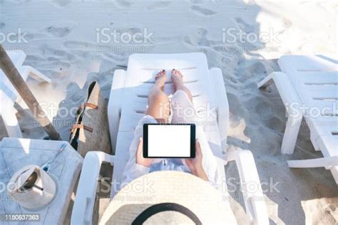 해변에서 해변의 자에 누워 있는 동안 지주 및 빈 데스크톱 화면으로 검은 태블릿 Pc를 사용 하 여 여자의 상위 뷰 모의 이미지 공란에 대한 스톡 사진 및 기타 이미지