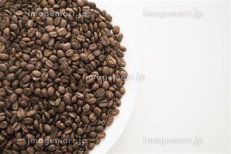白い背景のコーヒー豆の背景素材 152290552 イメージマート
