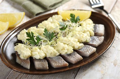 Delikatne śledzie pod pierzynką z majonezu przepis Zobacz na przepisy pl