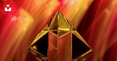 빨간색과 노란색 배경 앞에 있는 황금색 다이아몬드 모양의 개체 사진 Unsplash의 무료 액세서리 이미지