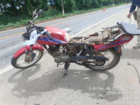 VÍDEO Motociclista morre ao bater em caminhão que atravessava uma