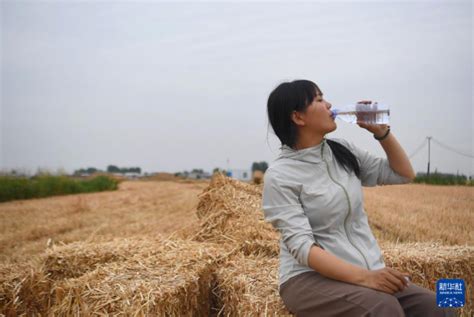 图片故事丨“00后”女机手——向下扎根 在乡村大地逐梦前行 精彩图片 东南网
