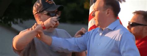 袭击纽约州州长候选人，美国退伍老兵再度被捕凤凰网